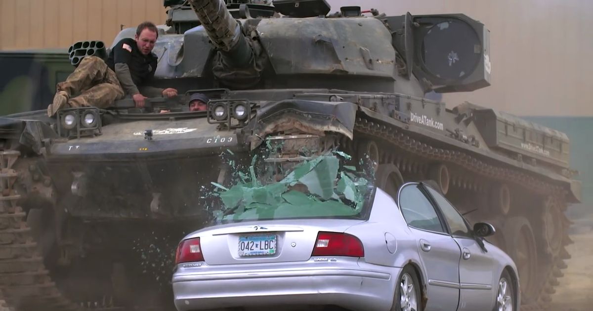 Voziti super avtomobile je zabavno, voziti tank pa je neprecenljivo ...