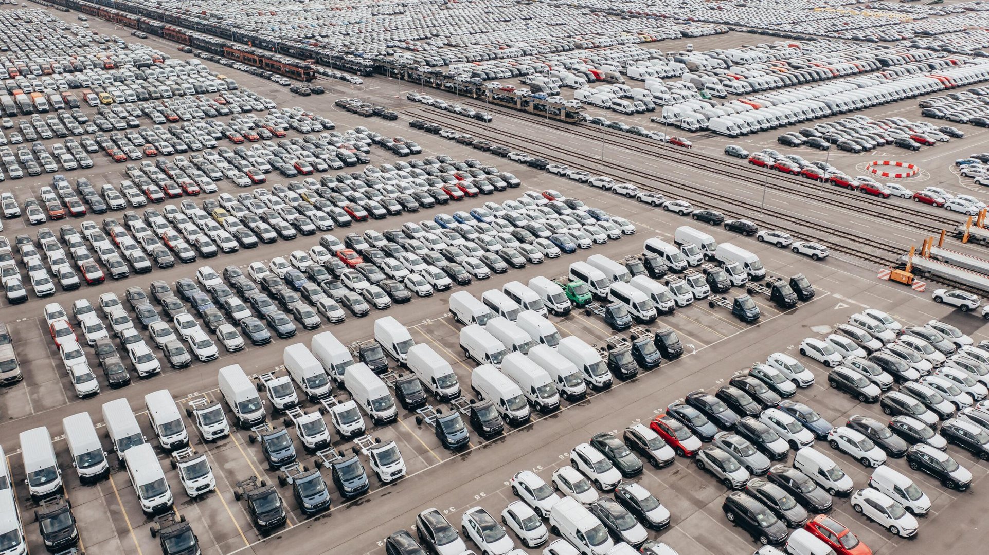 Ste vedeli, koliko vozil letno pretovorijo v luki Koper? Toliko jih v ...