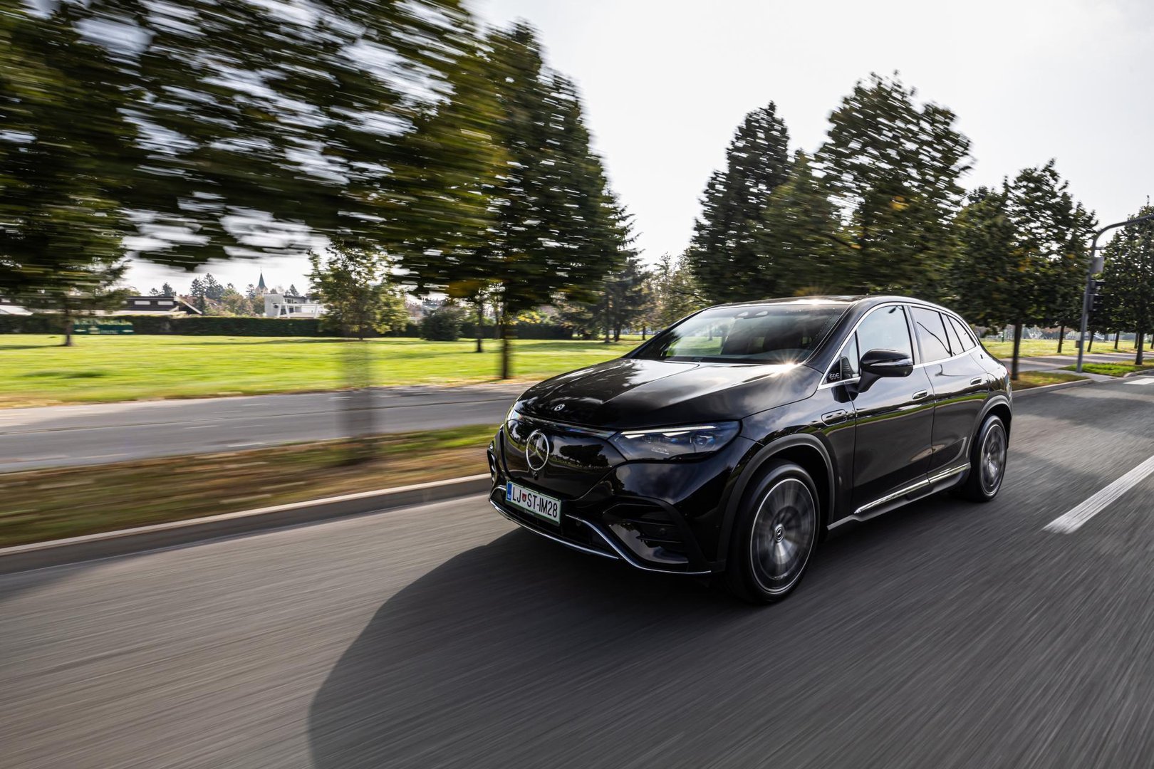 Test: Mercedes-Benz EQE SUV 500 4MATIC - Gmota električno gnanega ...