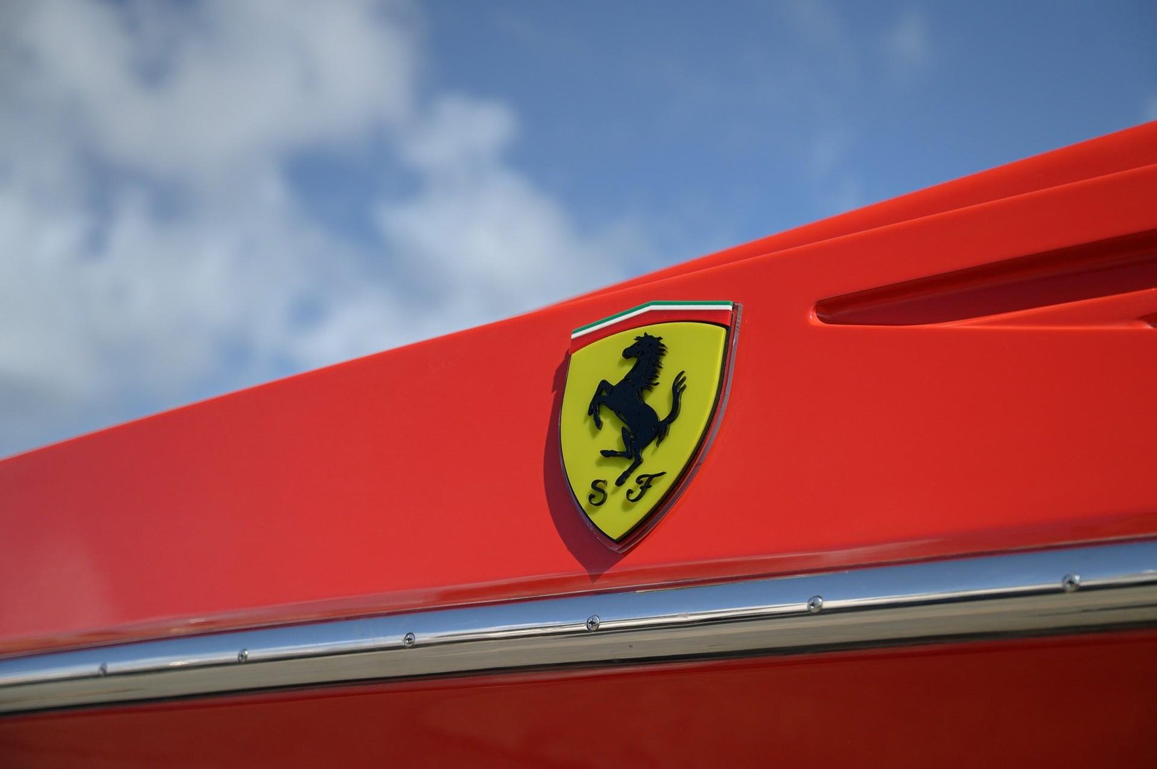 Ferrari se z asfalta seli še na vodo - le kaj pripravljajo? - Avto ...