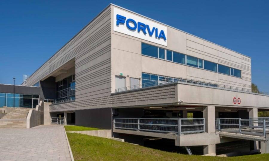 Forvia, pod katero spada tudi Hella Saturnus, bo izdatno krčila delovna ...