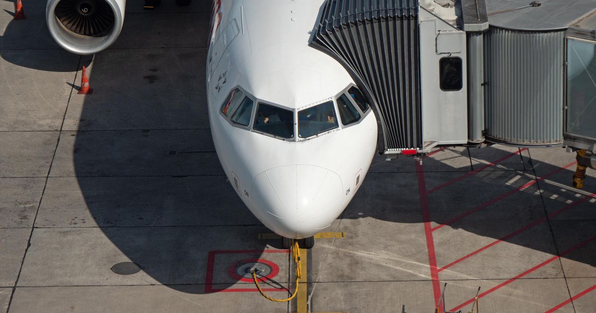 Tudi avtomobili potujejo z letalom! Poglejte si posnetek enega ...