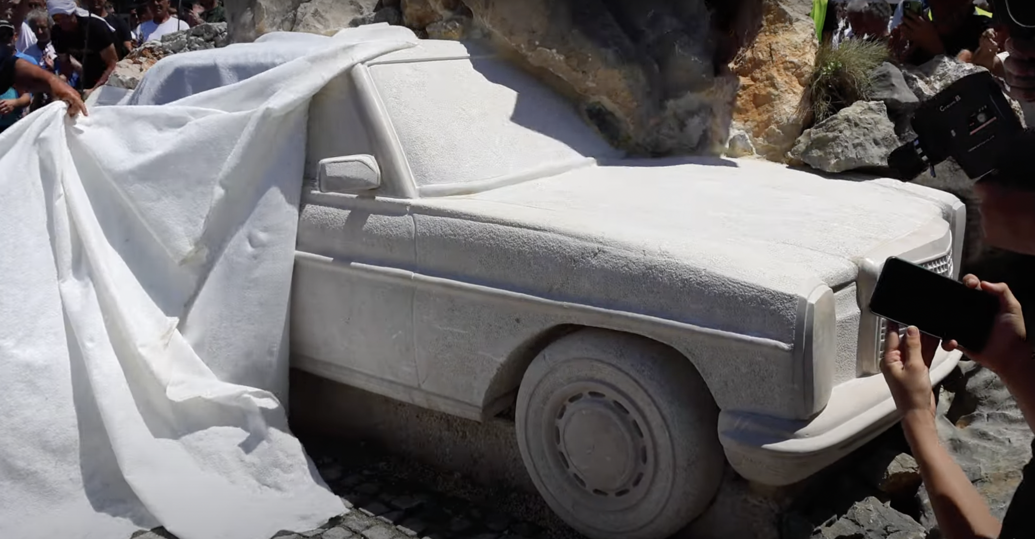 Spomenik avtomobilu? To so storili naši južni sosedi, razlog pa ...