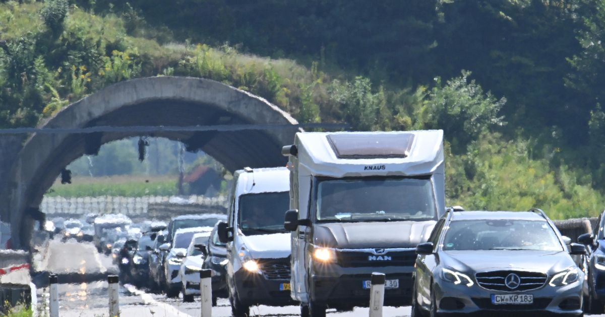 Na slovenskih cestah že nastajajo zastoji. Preverite, kje je najhujše - Novice - Avto-magazin.si