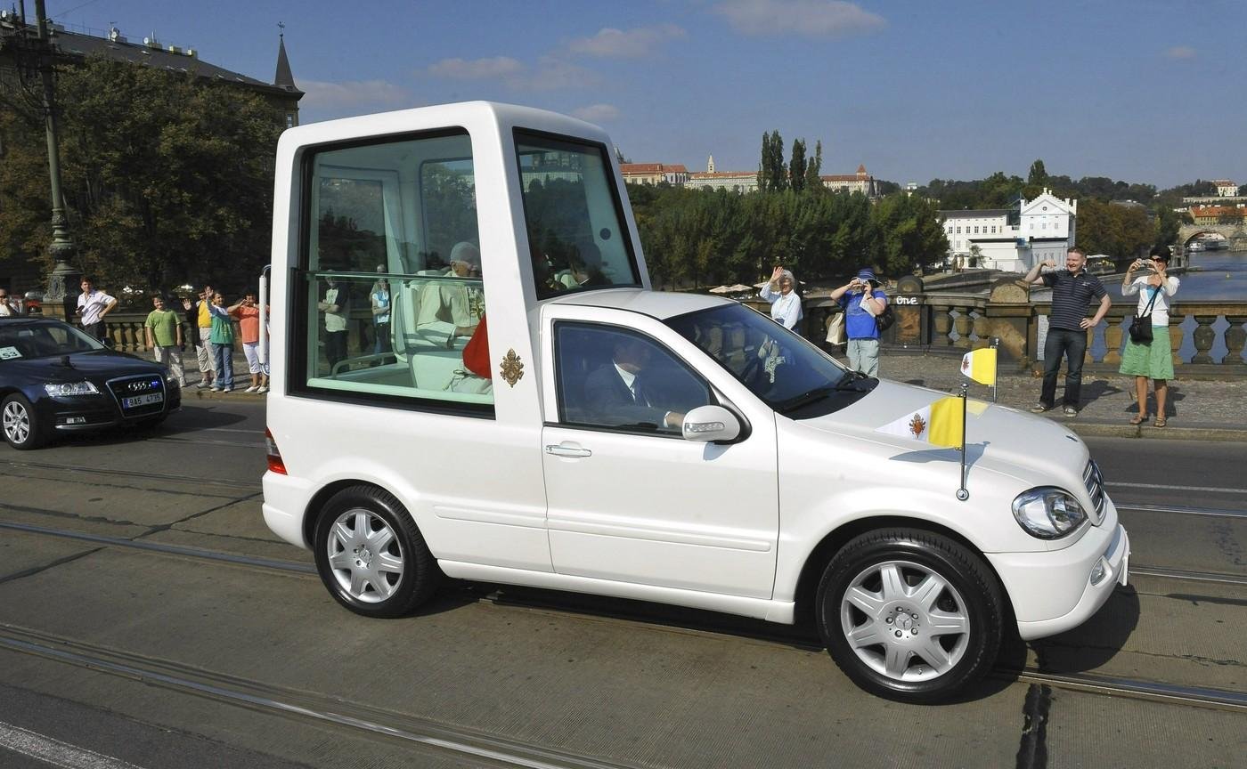 Papamobil zapušča Vatikan: upoštevali zadnjo papeževo željo, neverjetno ...