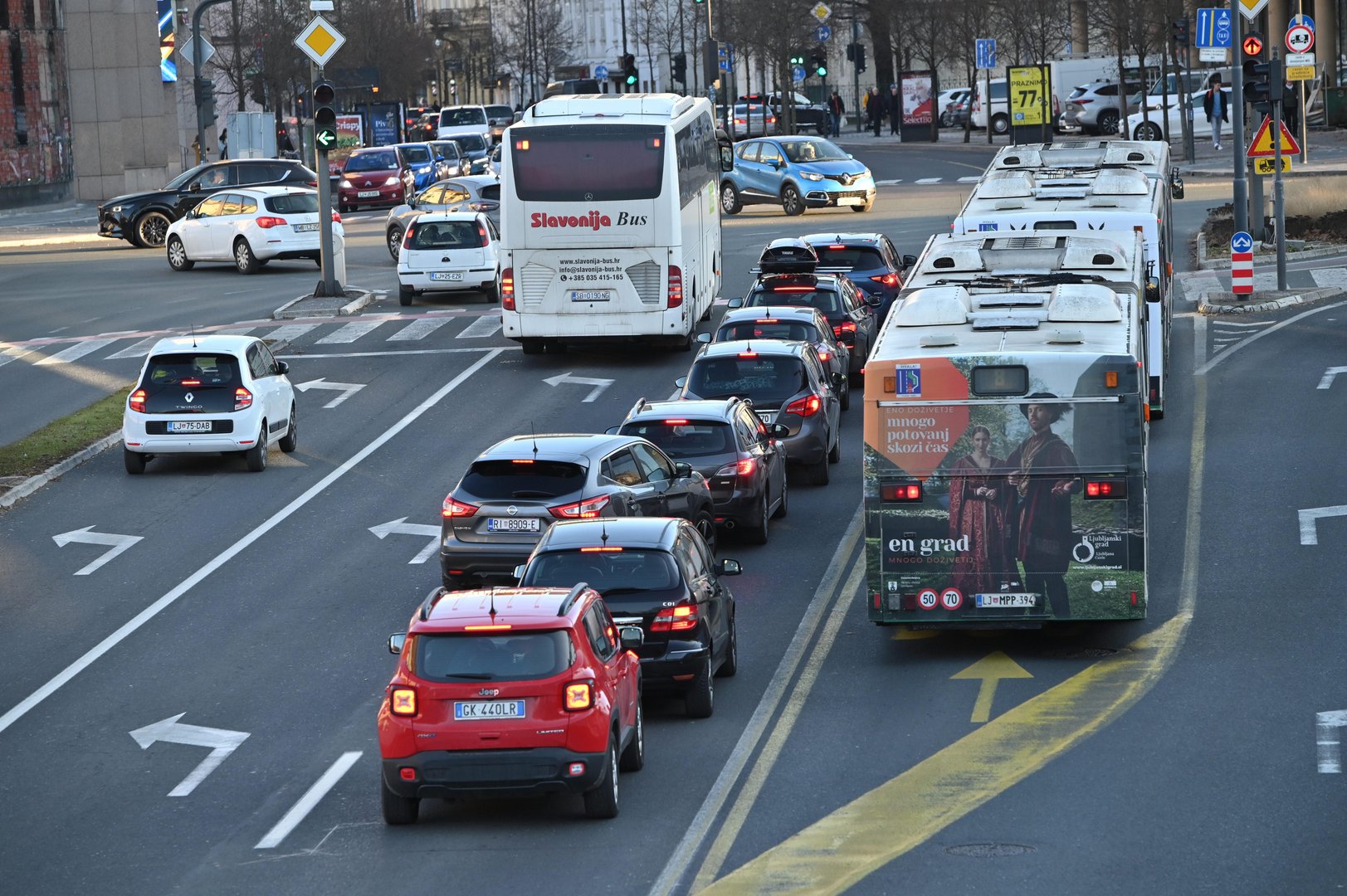 Zaskrbljujoče: na cestah vse več dotrajanih in nevzdrževanih ...
